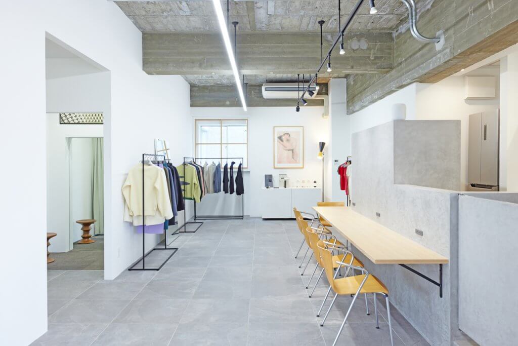 国内外のアパレル業界も注目する創業62年ウメダニットの直営店「The Knit Bar」五泉市にオープン ｜&Komachi