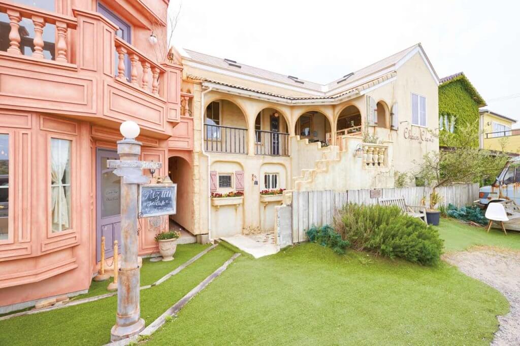 「Jeli Cafe」が店舗2階にティールームをオープン！「Tea Room Riz titi」写真映えする空間にも注目 ｜&Komachi