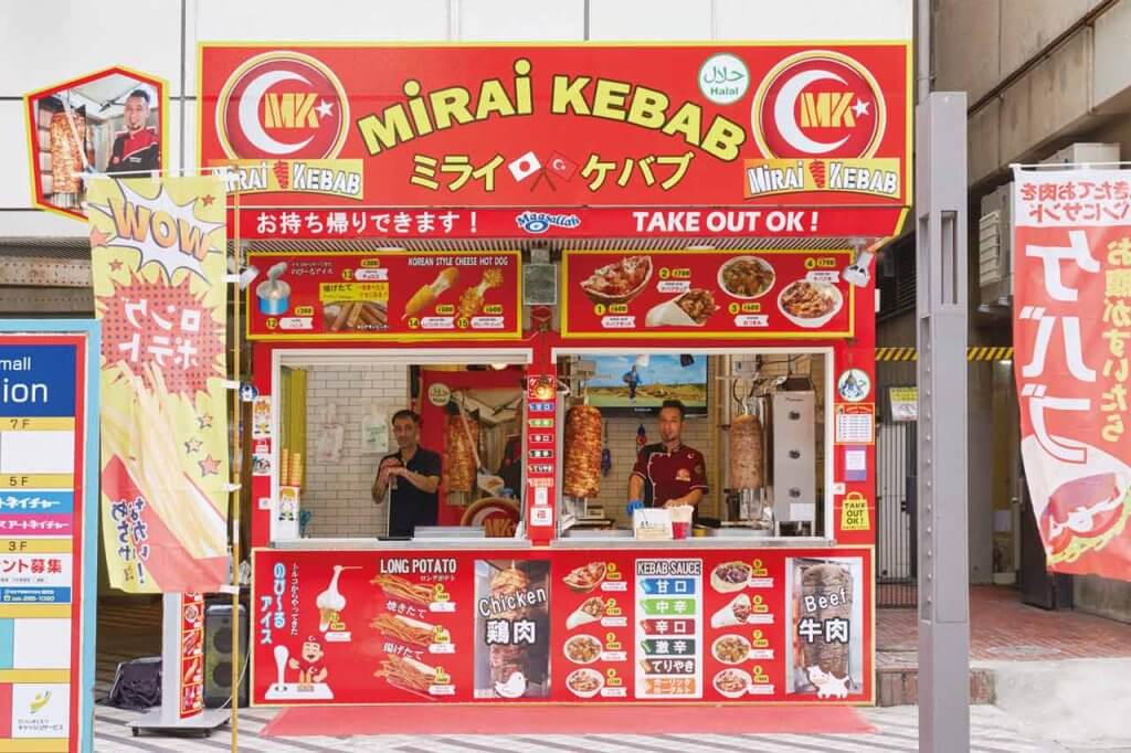 キッチンカーのケバブ専門店が万代に実店舗をオープン！「MiRAi KEBAB」スパイシーなケバブサンドを豪快に ｜&Komachi